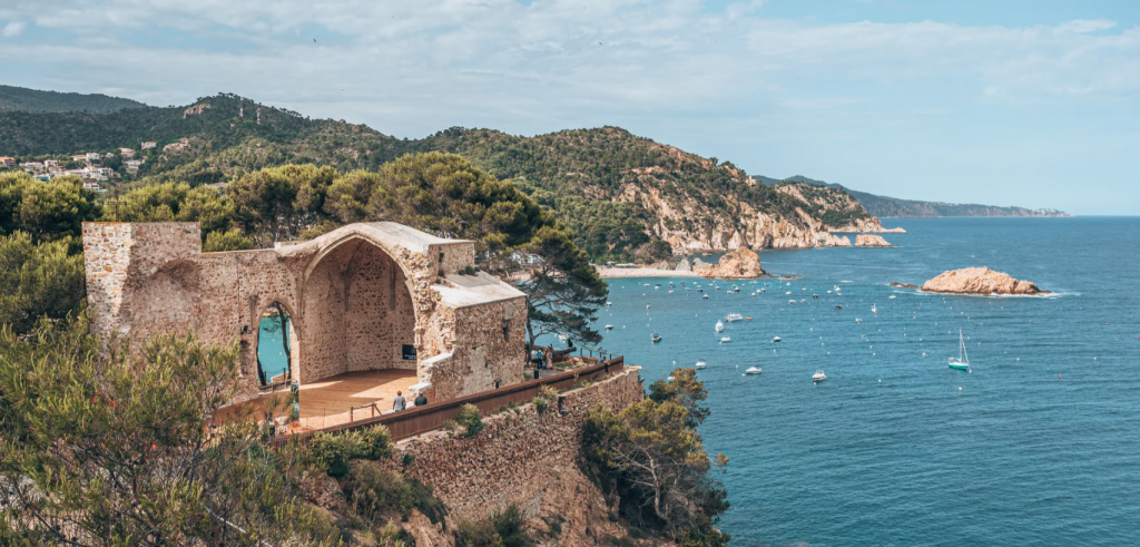 Descubre: Tossa de Mar, viaje al pueblo medieval más azul del ...